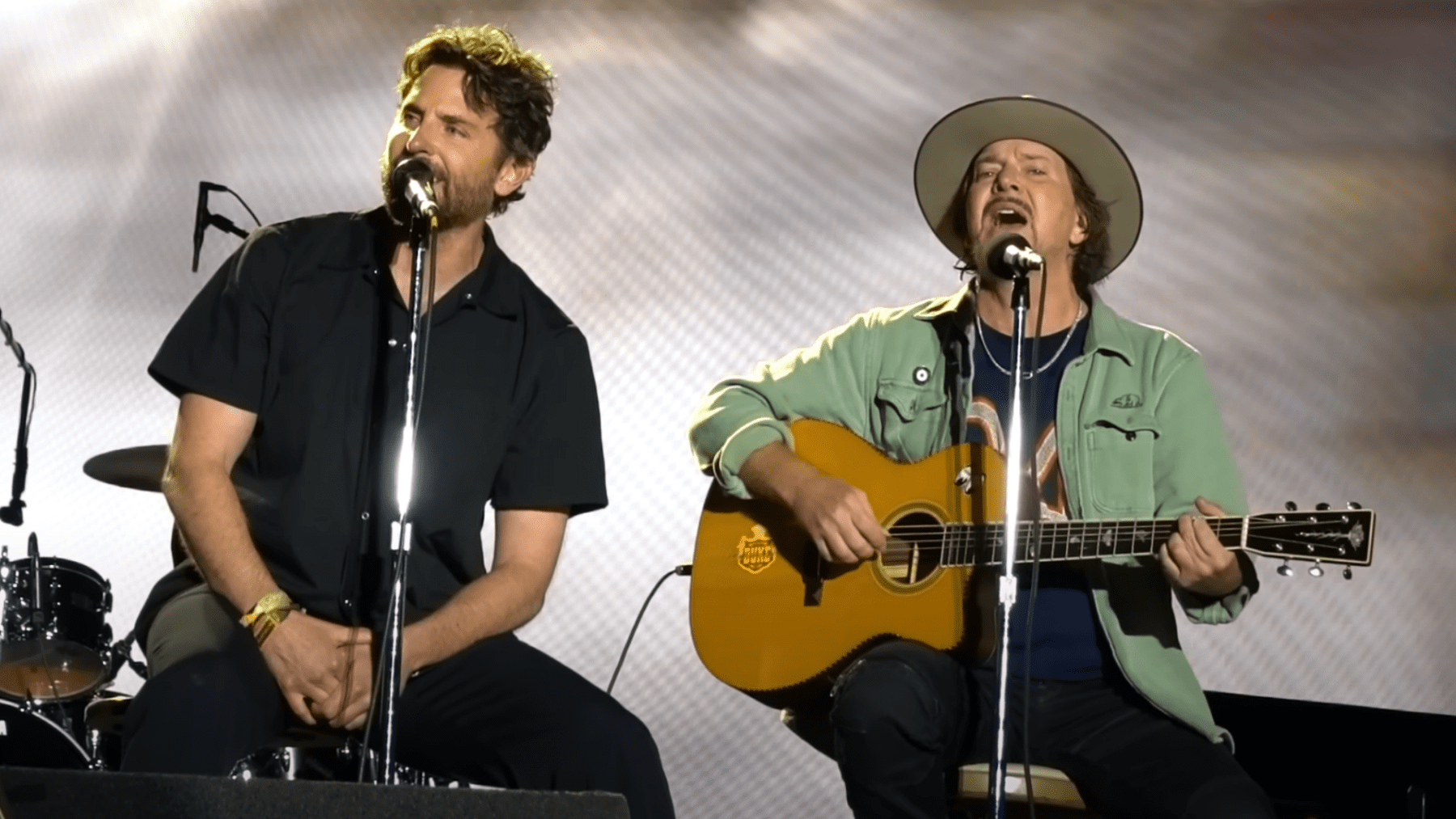 Pearl Jam recebe Bradley Cooper para cantar trilha de filme e hit de ...
