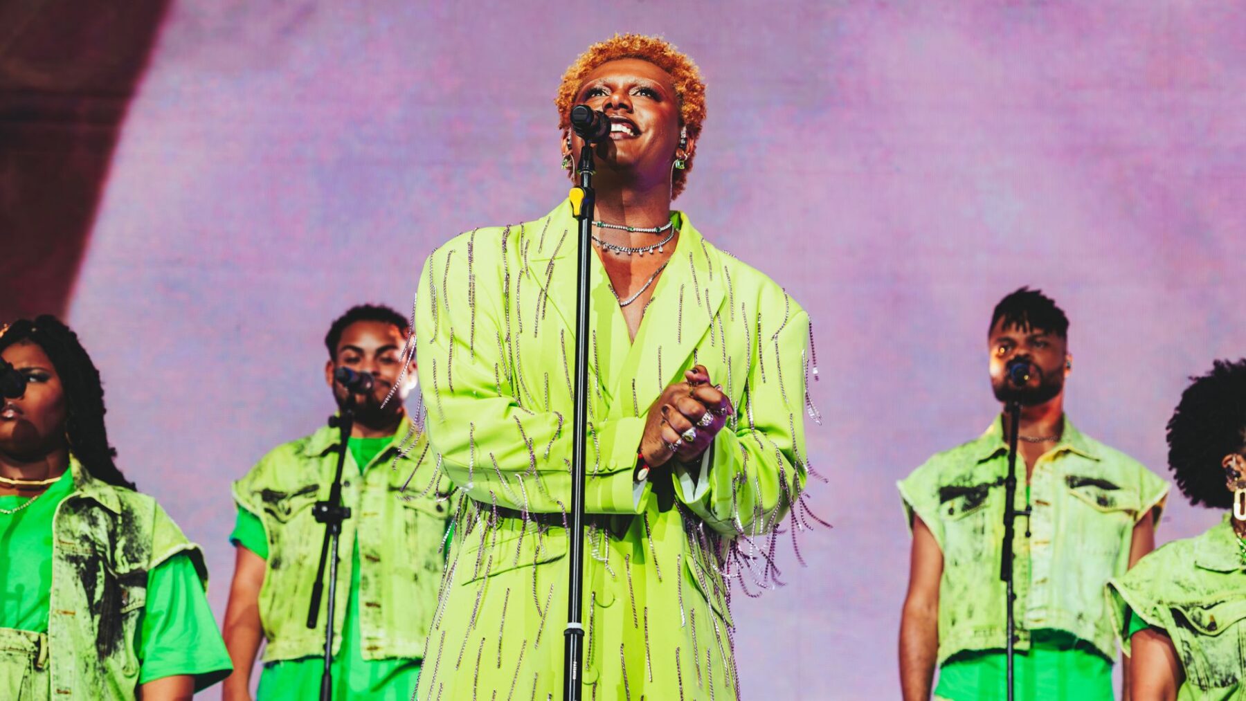 Liniker faz 3° show da turnê 'Caju' em SP com ingressos esgotados e ...