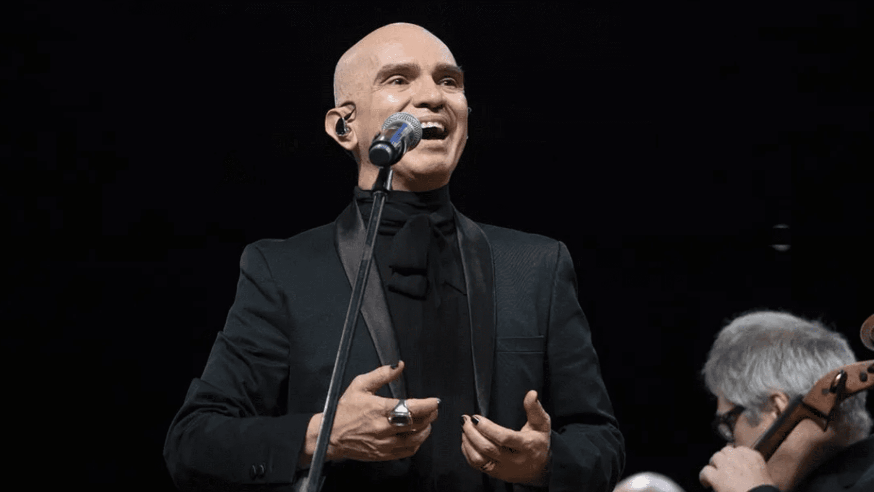 Edson Cordeiro canta Carmen Miranda em show na Casa de Francisca ...