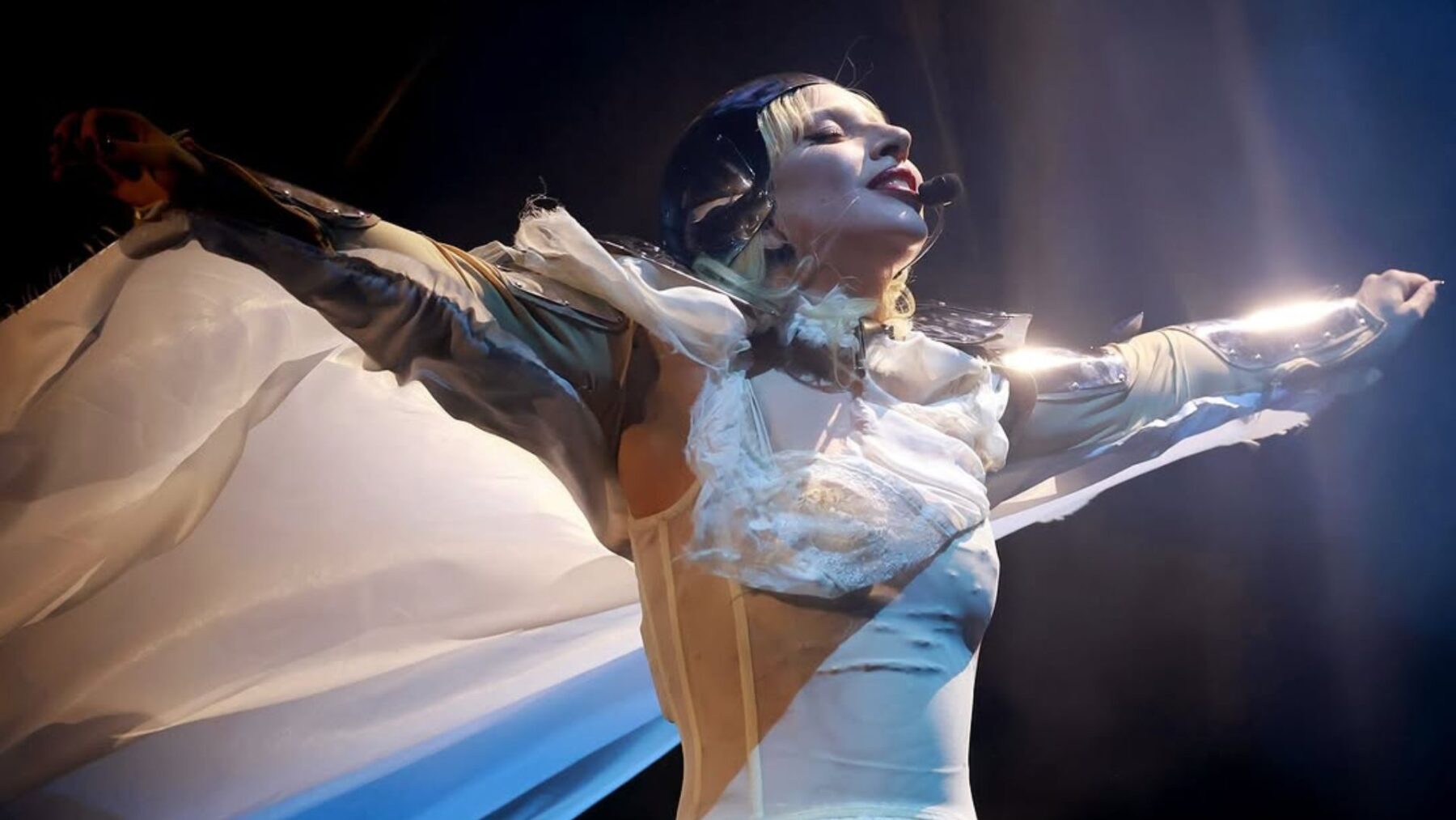 Lady Gaga transforma deserto em ópera gótica e celebra 'Mayhem' no ...