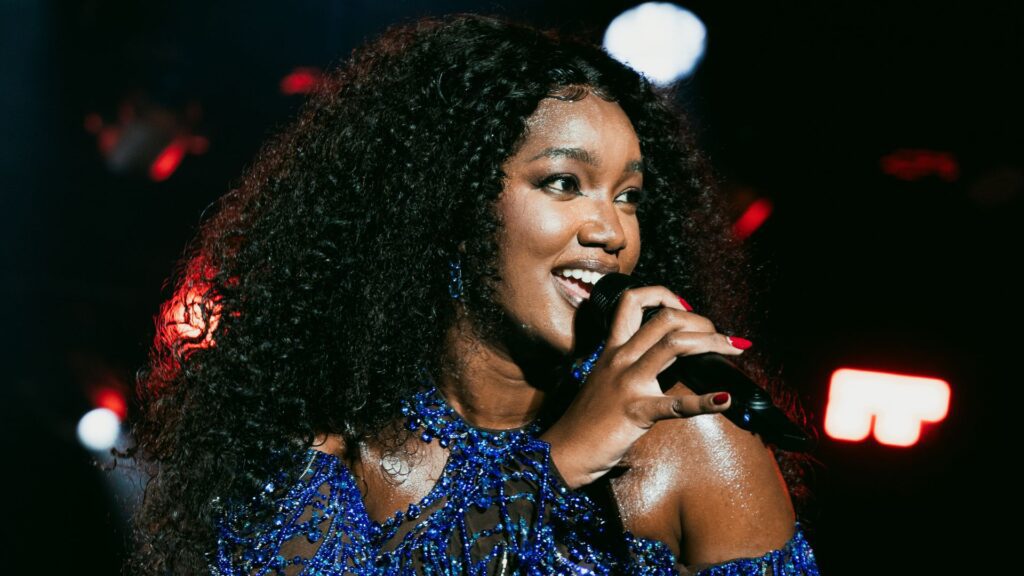 Iza faz show no The Town no dia de Katy Perry e Camila Cabello