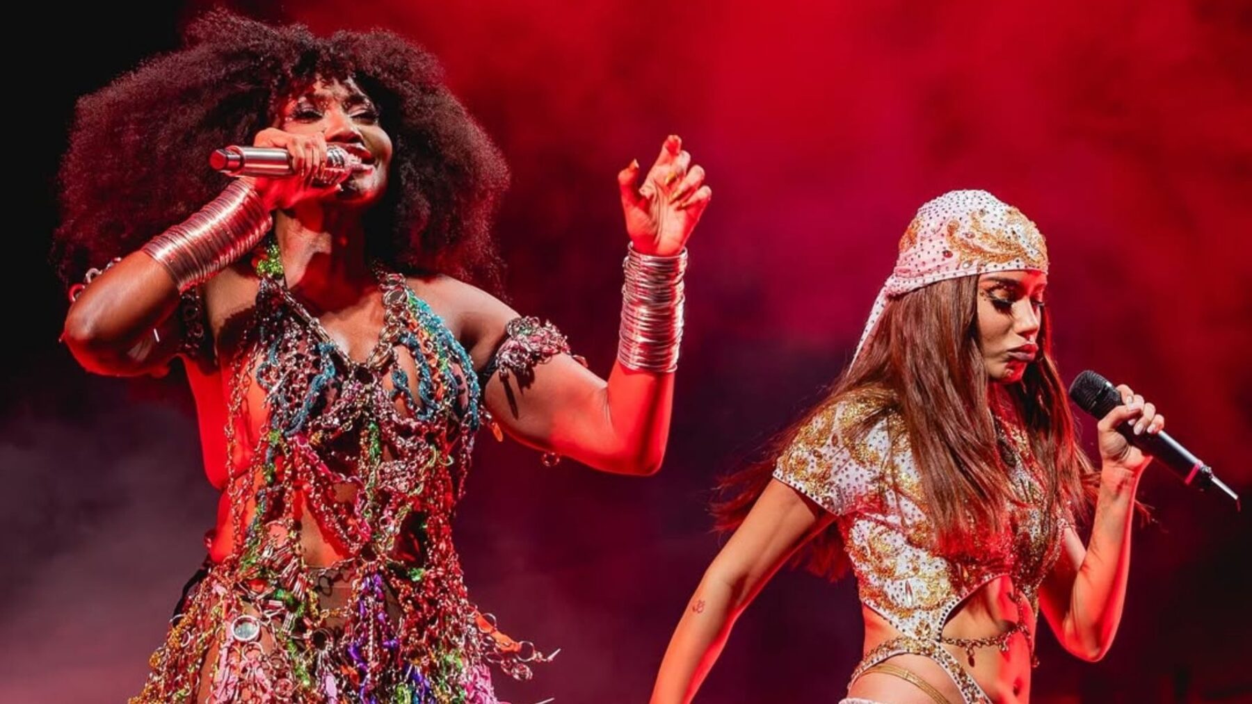 Anitta e Gaby Amarantos cantam 'Foguinho' show da tour 'Ensaios'
